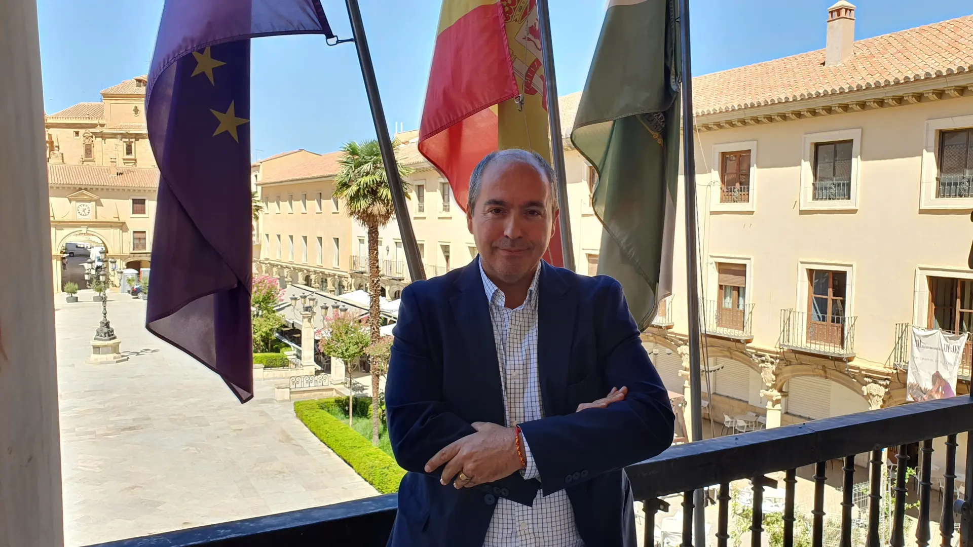 El alcalde de Guadix agradece su labor como edil al nuevo delegado de ...