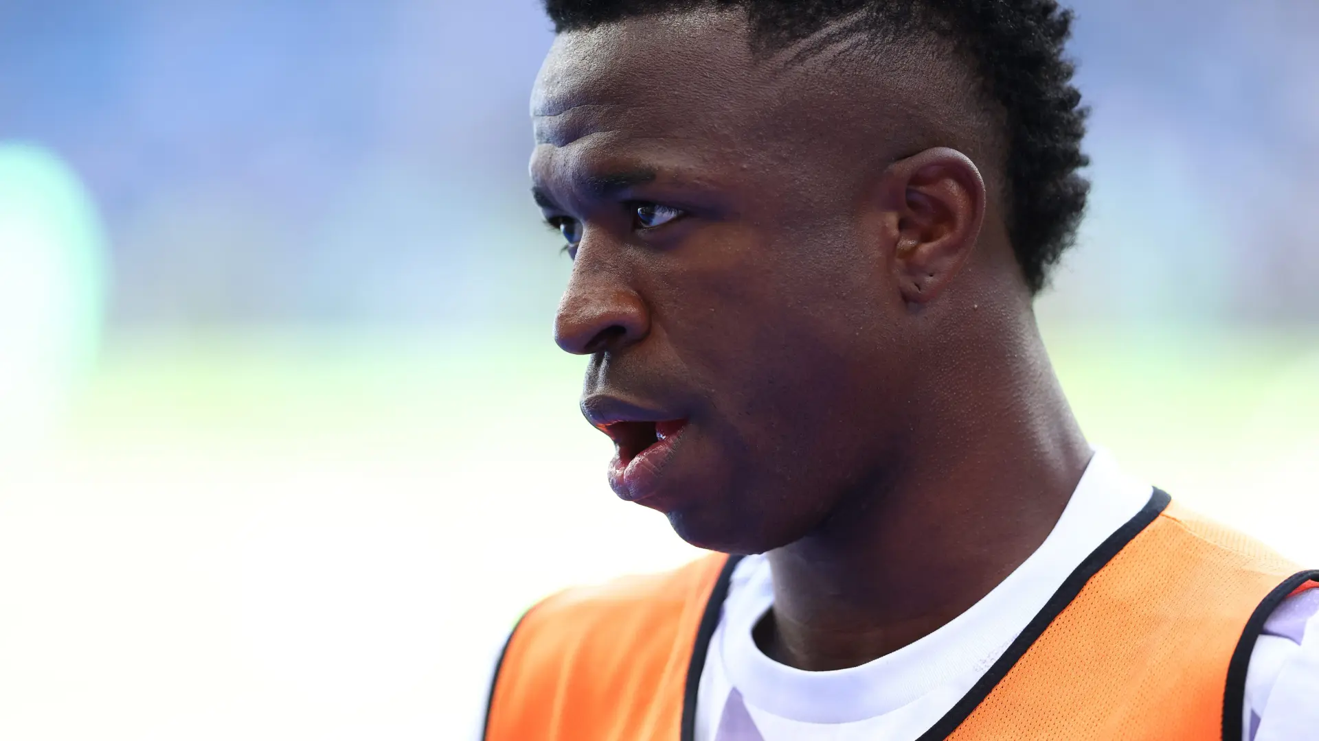 Cánticos racistas de un grupo de aficionados a las afueras del ...