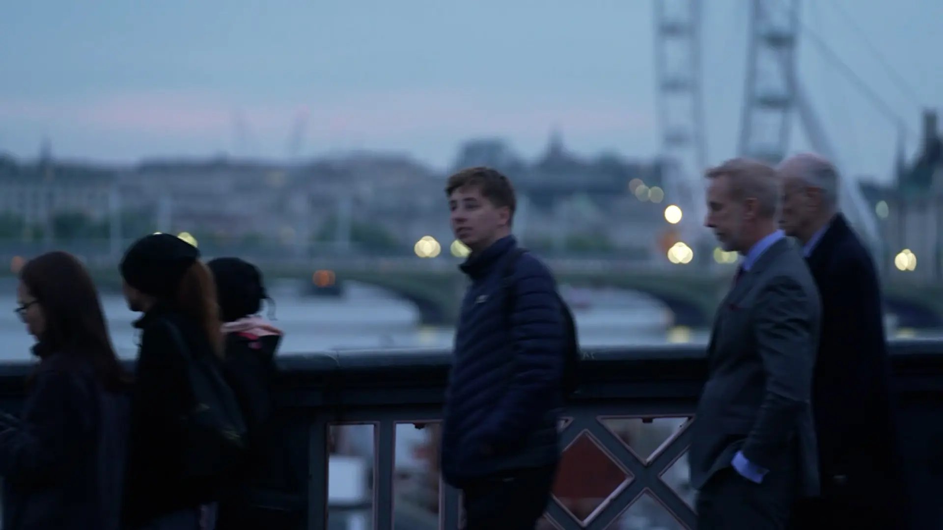 Vídeo: La cola para acceder a la capilla ardiente de Isabel II se alarga ya 7 kilómetros