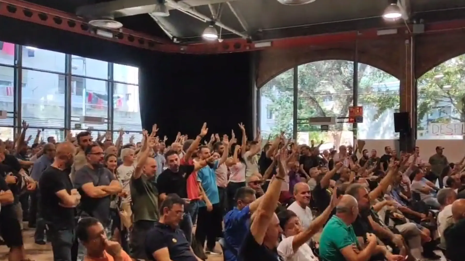 Los trabajadores de los buses de Barcelona ratifican seguir con la huelga en los próximos días y ...