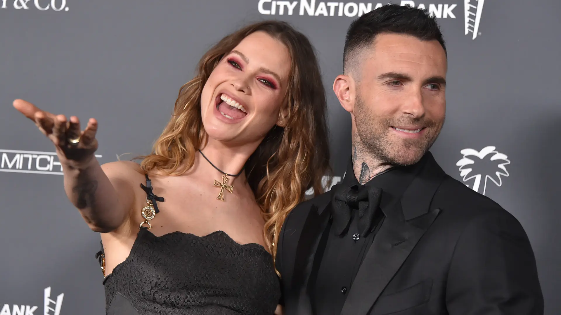 Behati Prinsloo cree a su marido, Adam Levine, pero está "muy enfadada"
