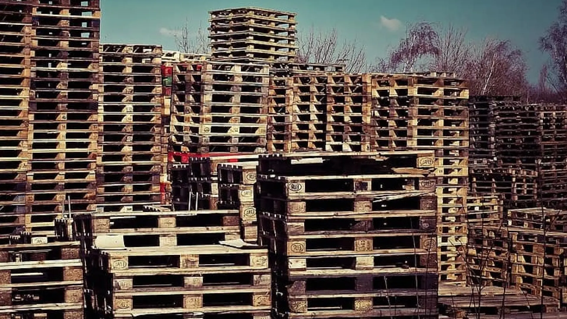 Este es el segundo uso que puedes dar a los palés para calentar la casa