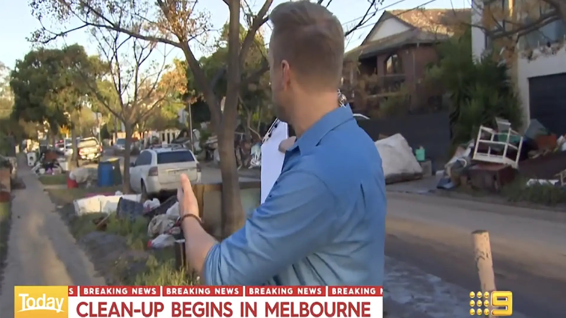 Un reportero australiano pilla in fraganti a unos encapuchados ...