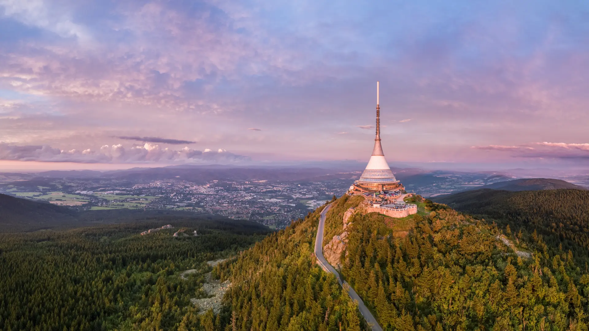El espectacular hotel checo de montaña donde duermes en una antena de televisión