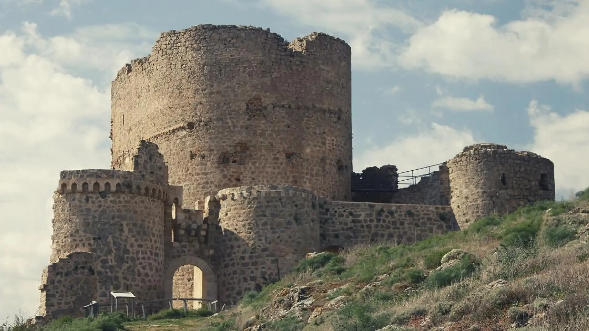 El impresionante pueblo medieval español en ruinas con restos de un ...