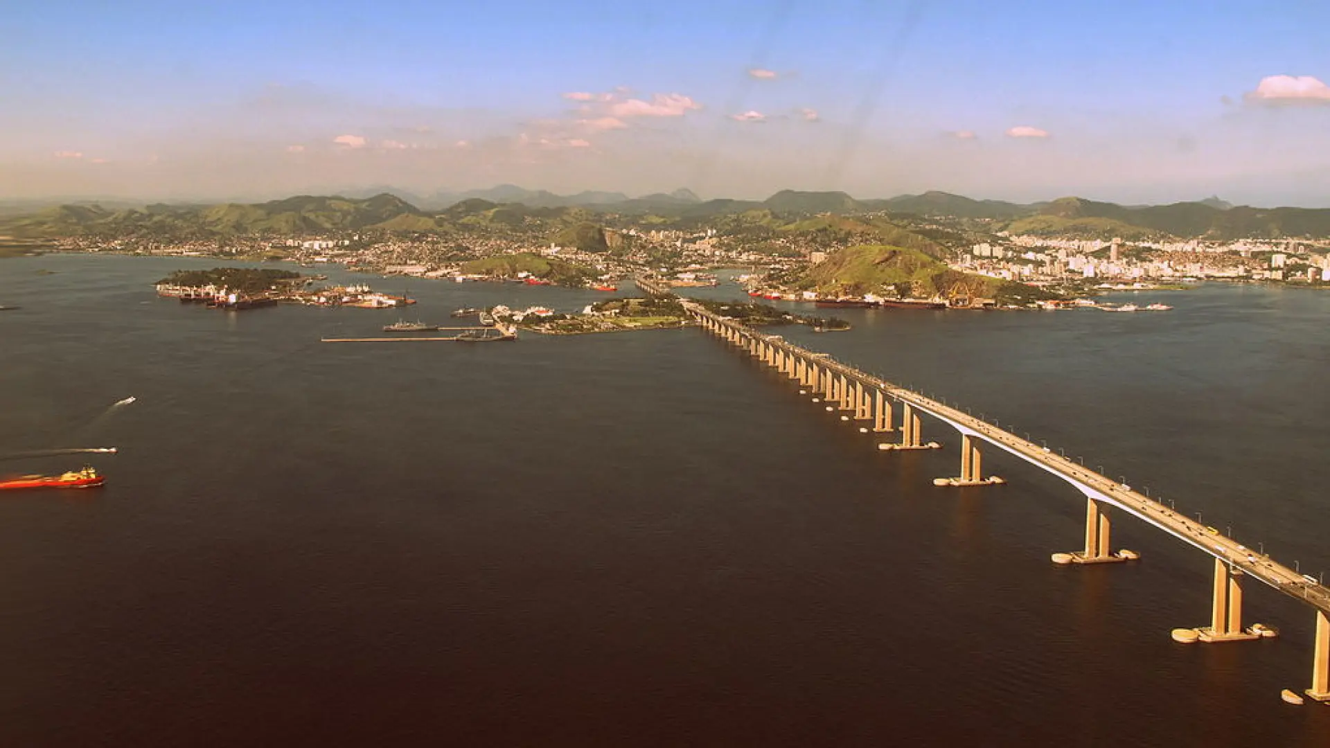 Un gran barco a la deriva impacta contra el principal puente de Río de ...