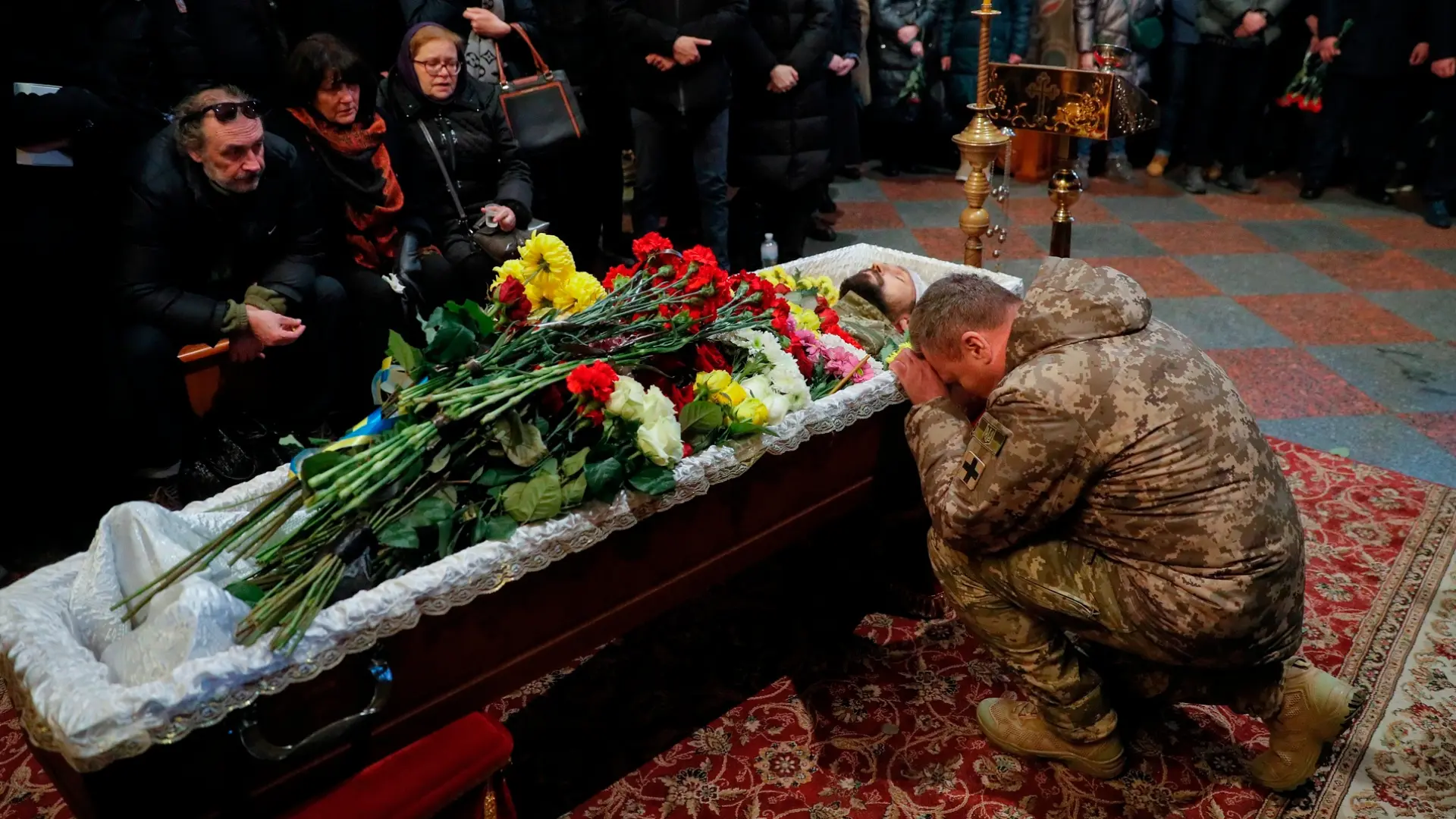 Ucrania calcula que han muerto en la guerra entre 10.000 y 13.000 de ...