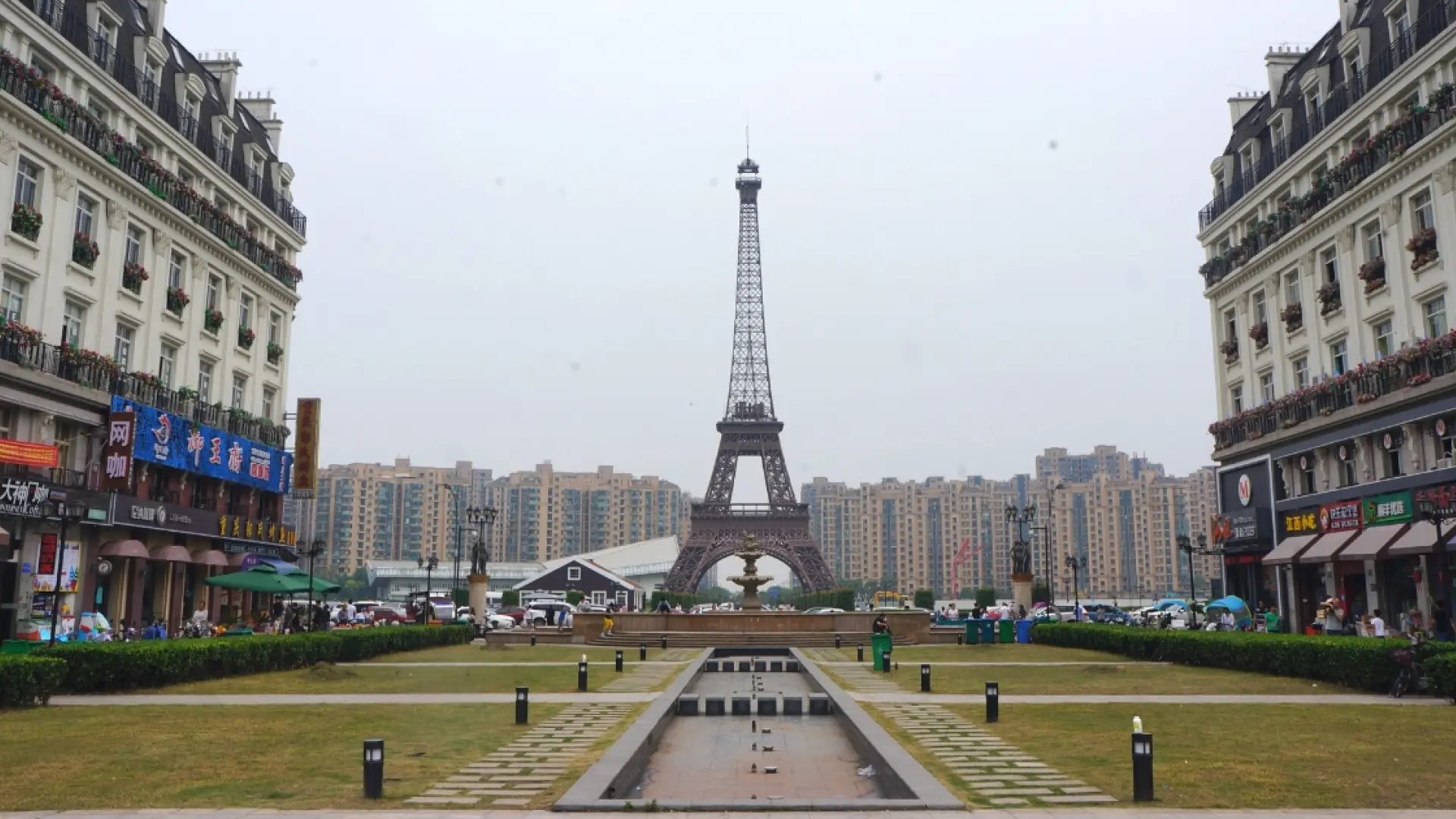 La ciudad china que es una réplica de París: tiene una Torre Eiffel y ...