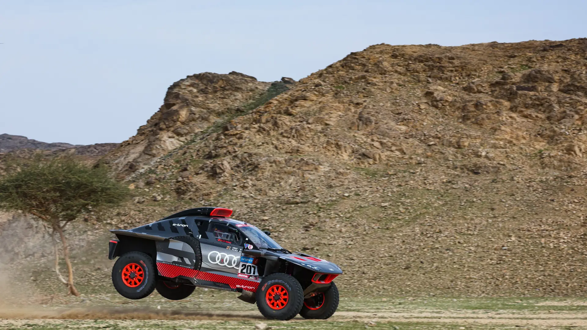 Gran remontada de Carlos Sainz para empezar el año en el liderato del ...