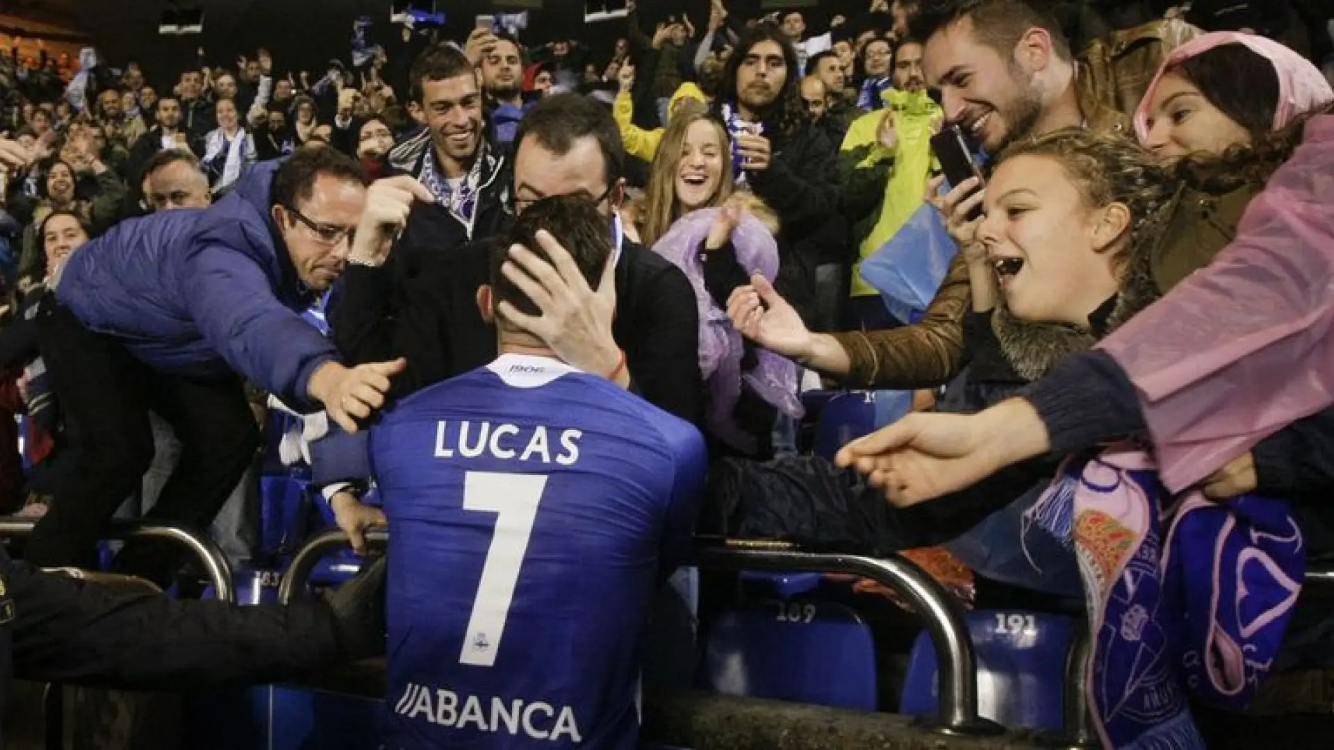 Lucas Pérez no entiende de fútbol negocio y vuelve al Deportivo de La ...