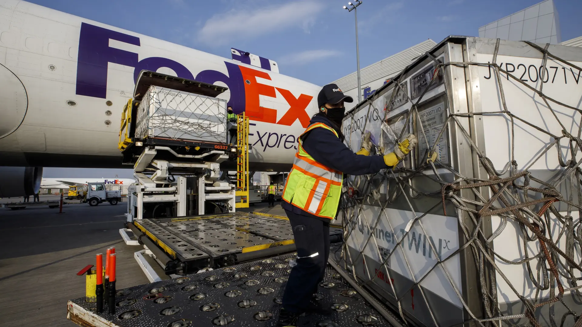 FedEx planea despedir a más del 10% de sus directivos y ejecutivos a ...