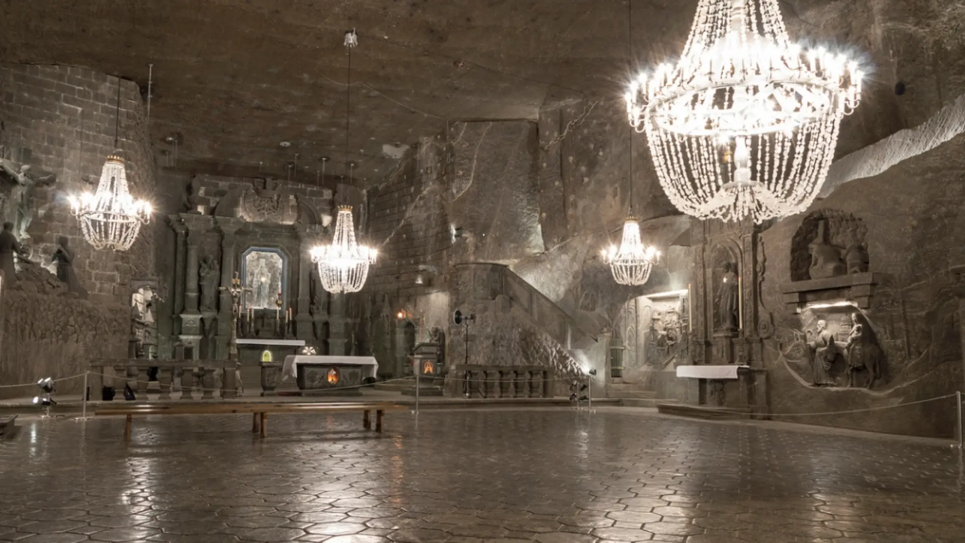 La mina de sal que alberga lagos subterráneos, una capilla excavada y ...