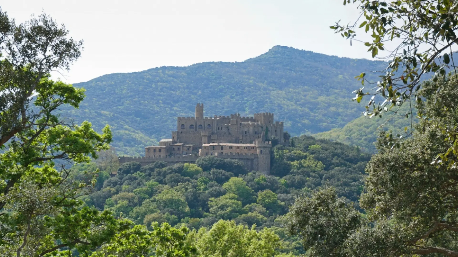 El castillo medieval que quiso comprar Dalí y que está rodeado de un ...