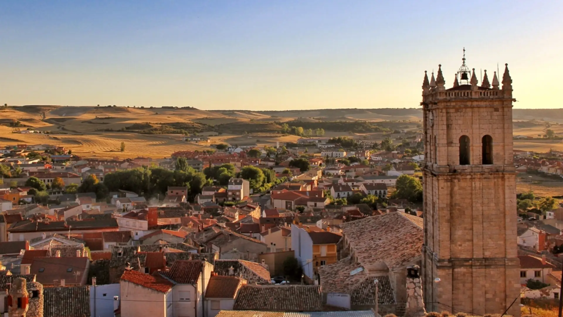 El pueblo con 400 bodegas subterráneas que inspiró a Gaudí