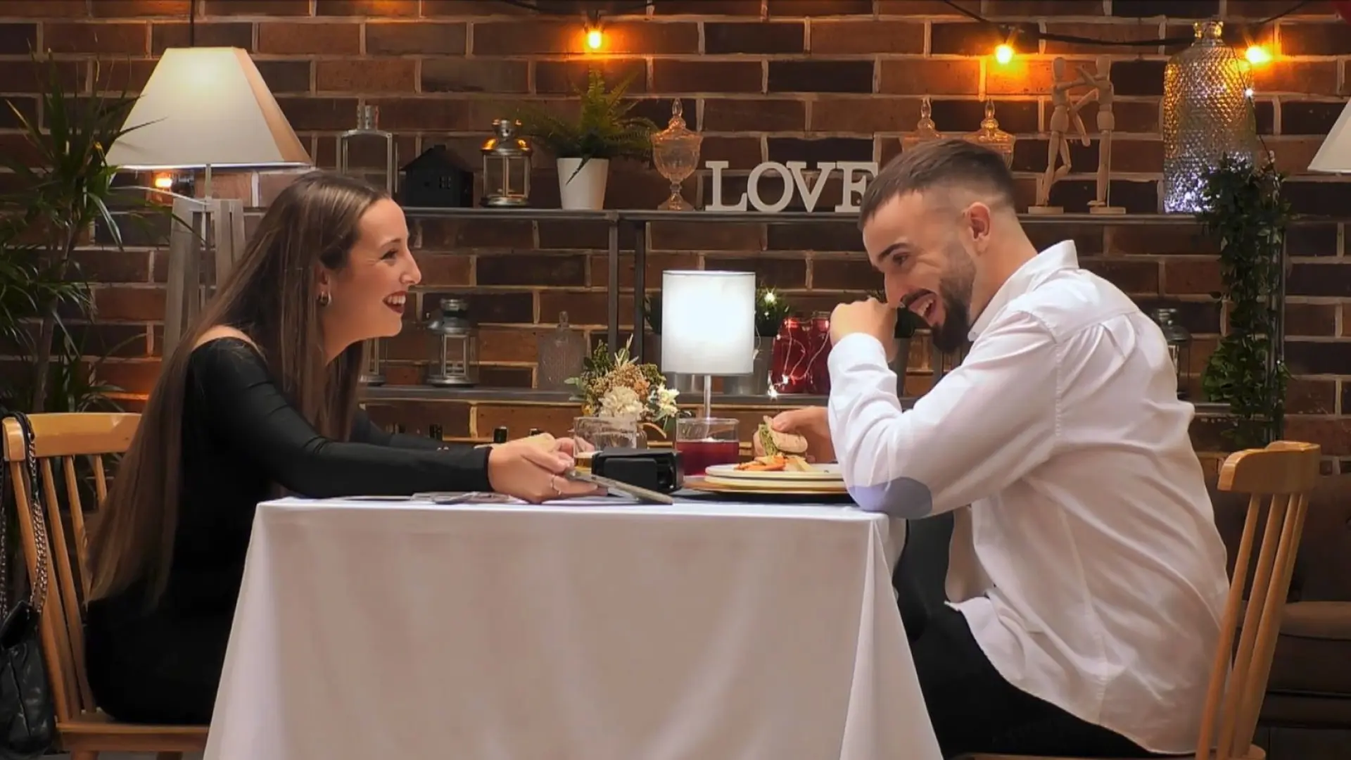 Marina, de 'First Dates', muestra a su cita su vídeo viral en redes ...