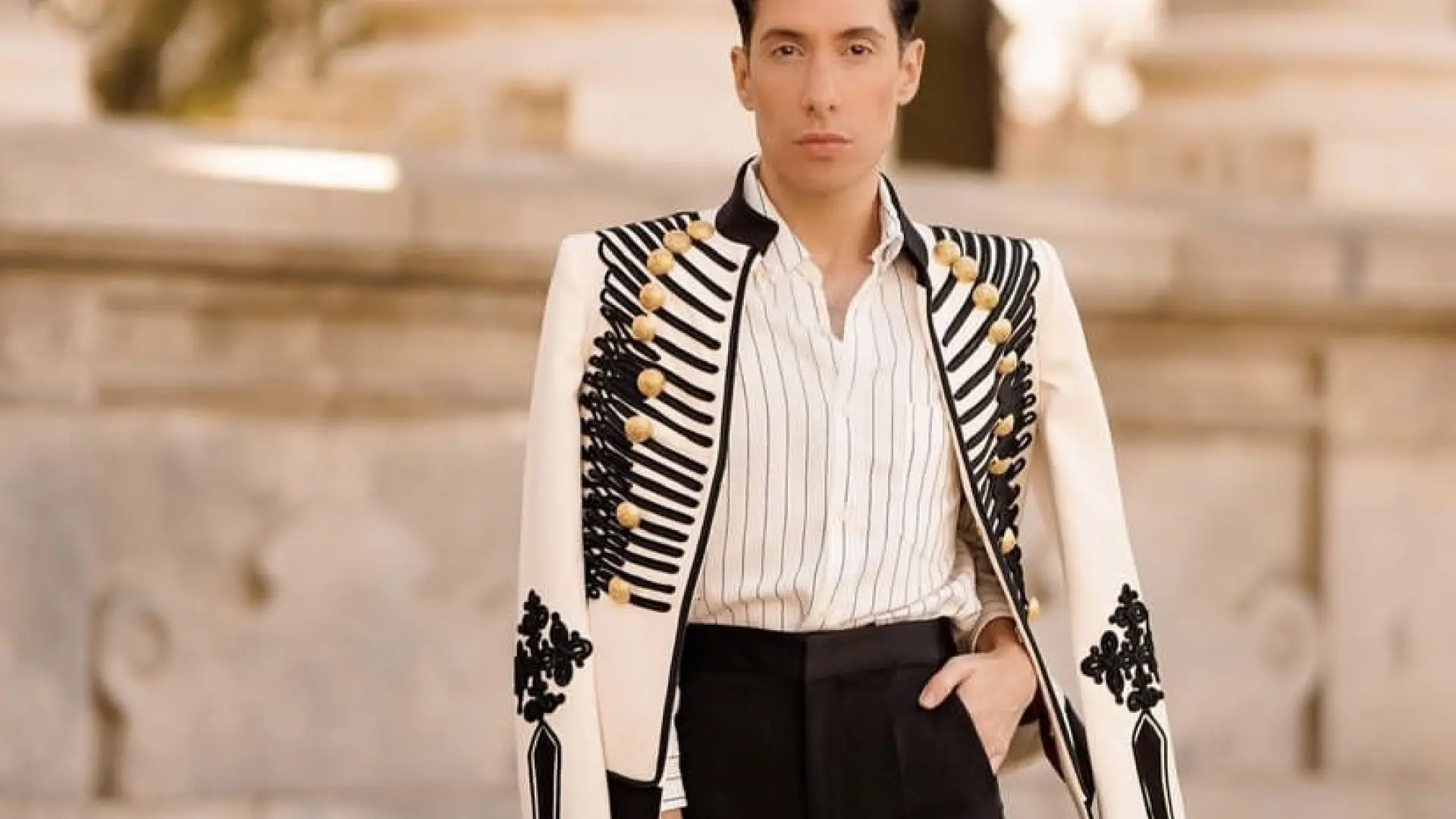 Quién es Jesús Reyes, el estilista y periodista de moda que colabora en ...