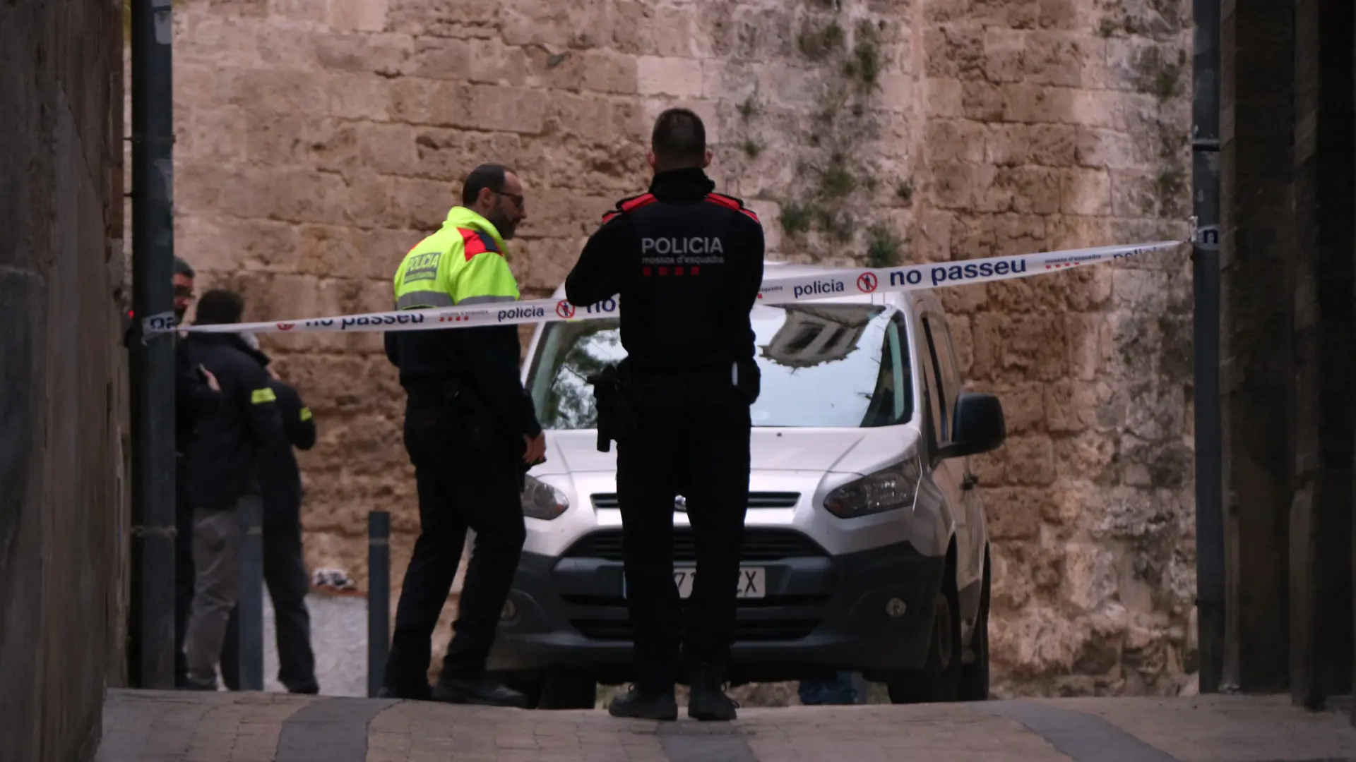 Los Mossos Investigan El Hallazgo De Un Cadáver En Los Bajos De Un