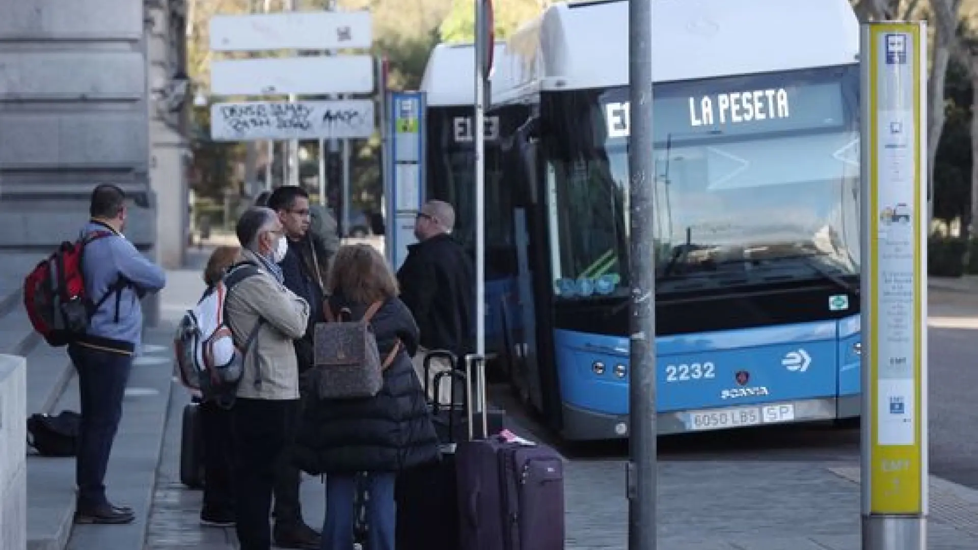 Vídeo: La EMT instala códigos NaviLens en sus paradas para mejorar la ...