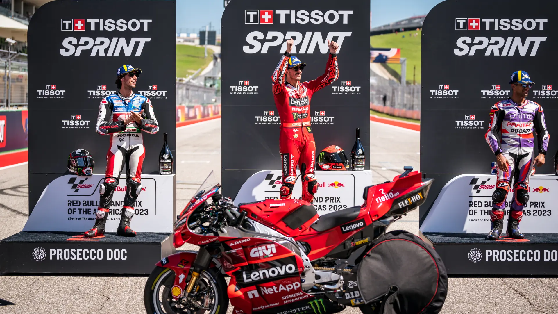 Álex Rins y Jorge Martin escoltan en el podio de la sprint del GP de las Américas a un Bagnaia ...