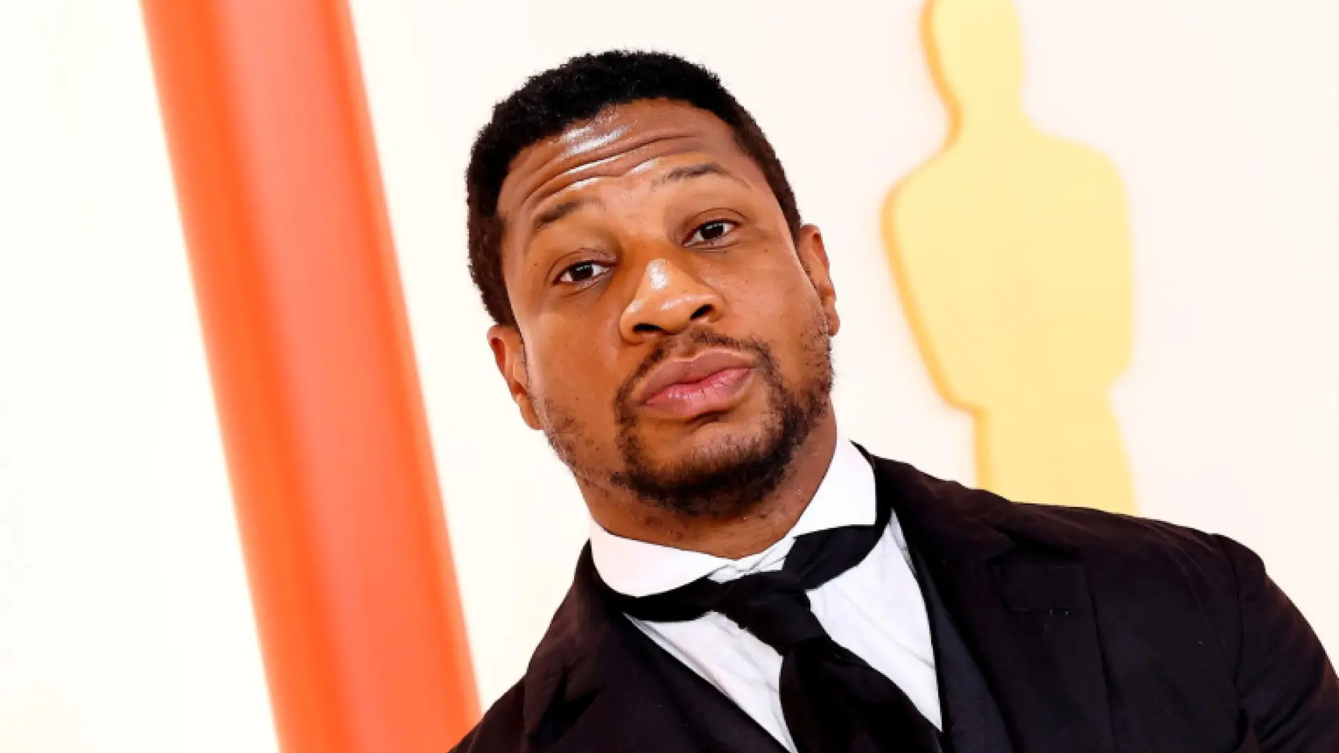 Críticas a Jonathan Majors por su vídeo parando la pelea entre dos chicas