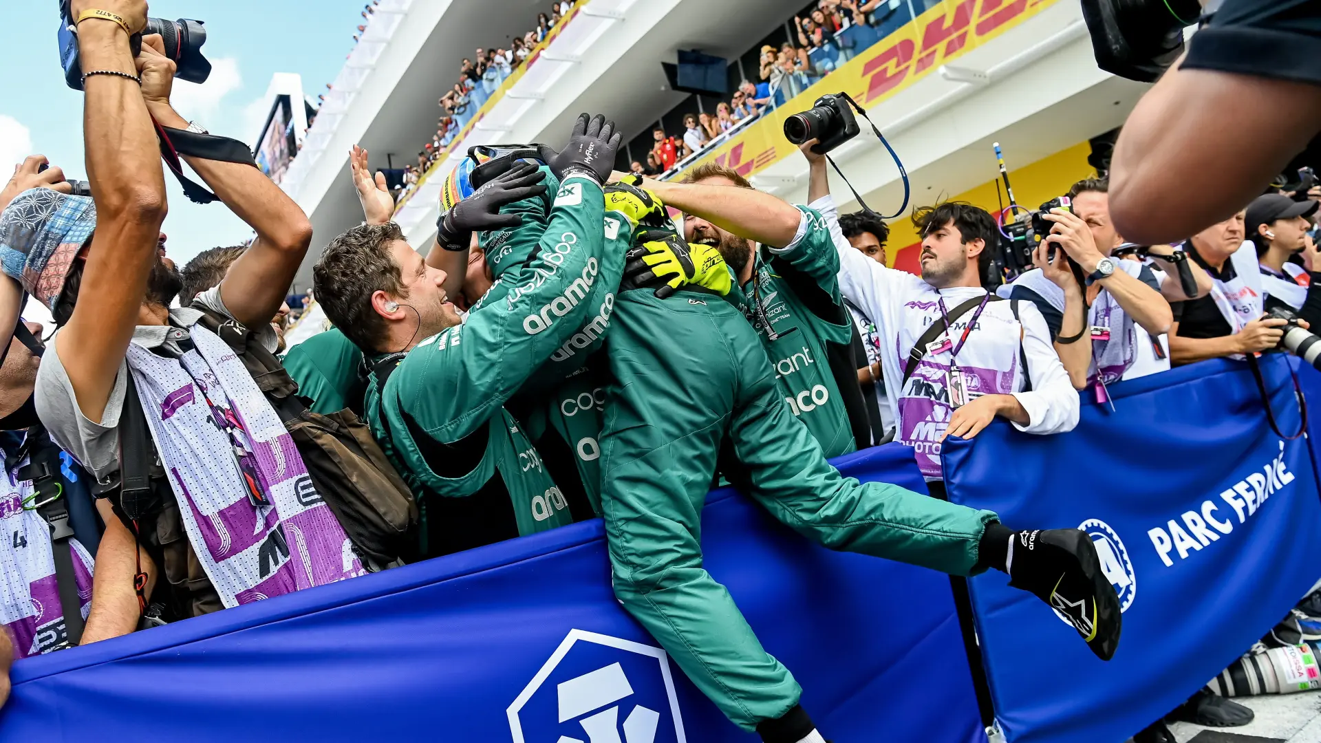 Alonso vuelve a sus icónicas celebraciones: así festejó su 33 tercer ...