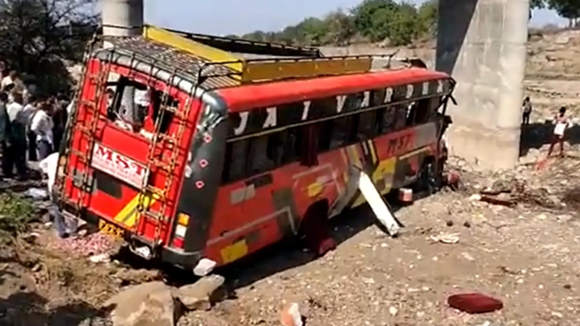 Al menos 22 muertos y 31 heridos en un accidente de autobús en India ...