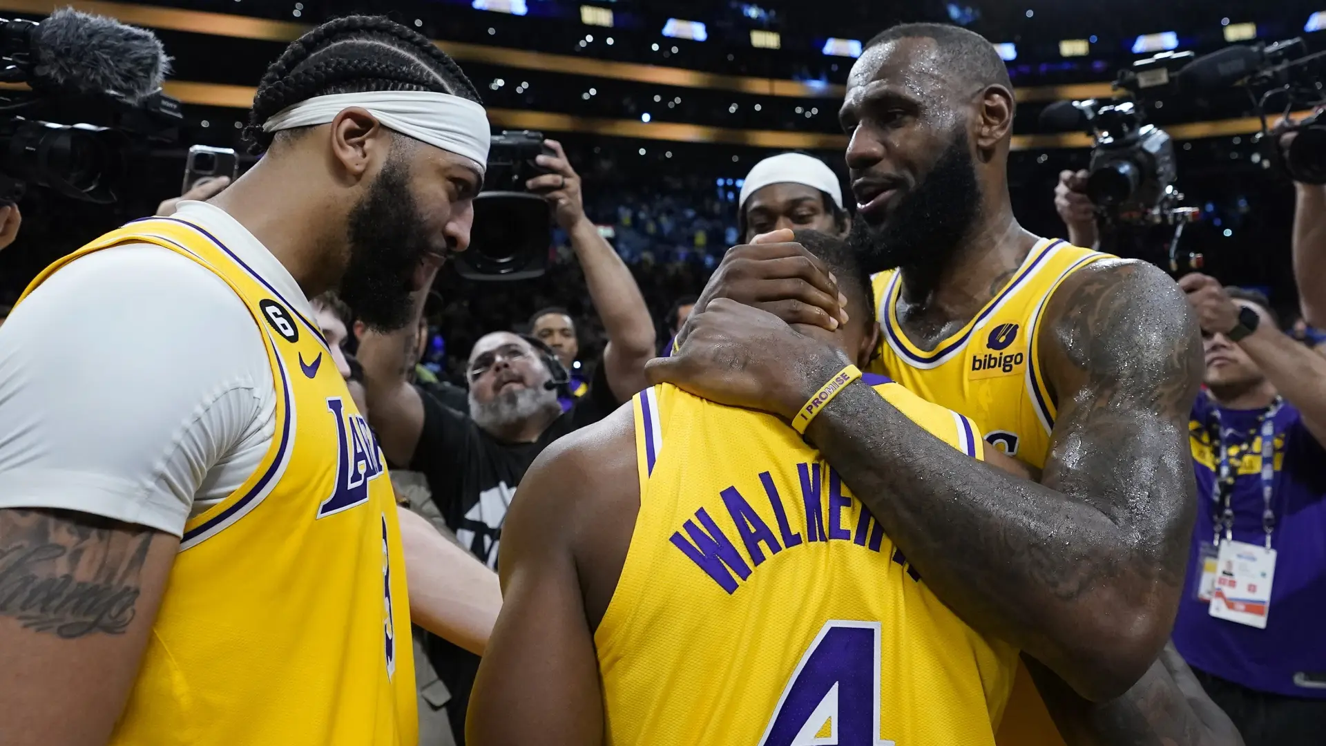 LeBron aprieta, Walker ahoga y los Lakers dejan contra las cuerdas a ...