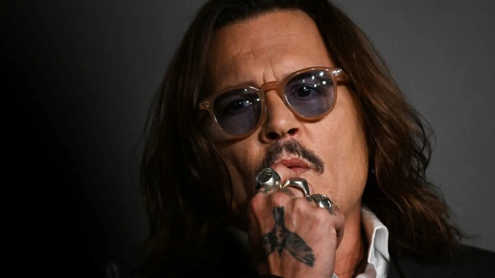 Johnny Depp reaparece con muletas y una bota médica tras la aparatosa ...