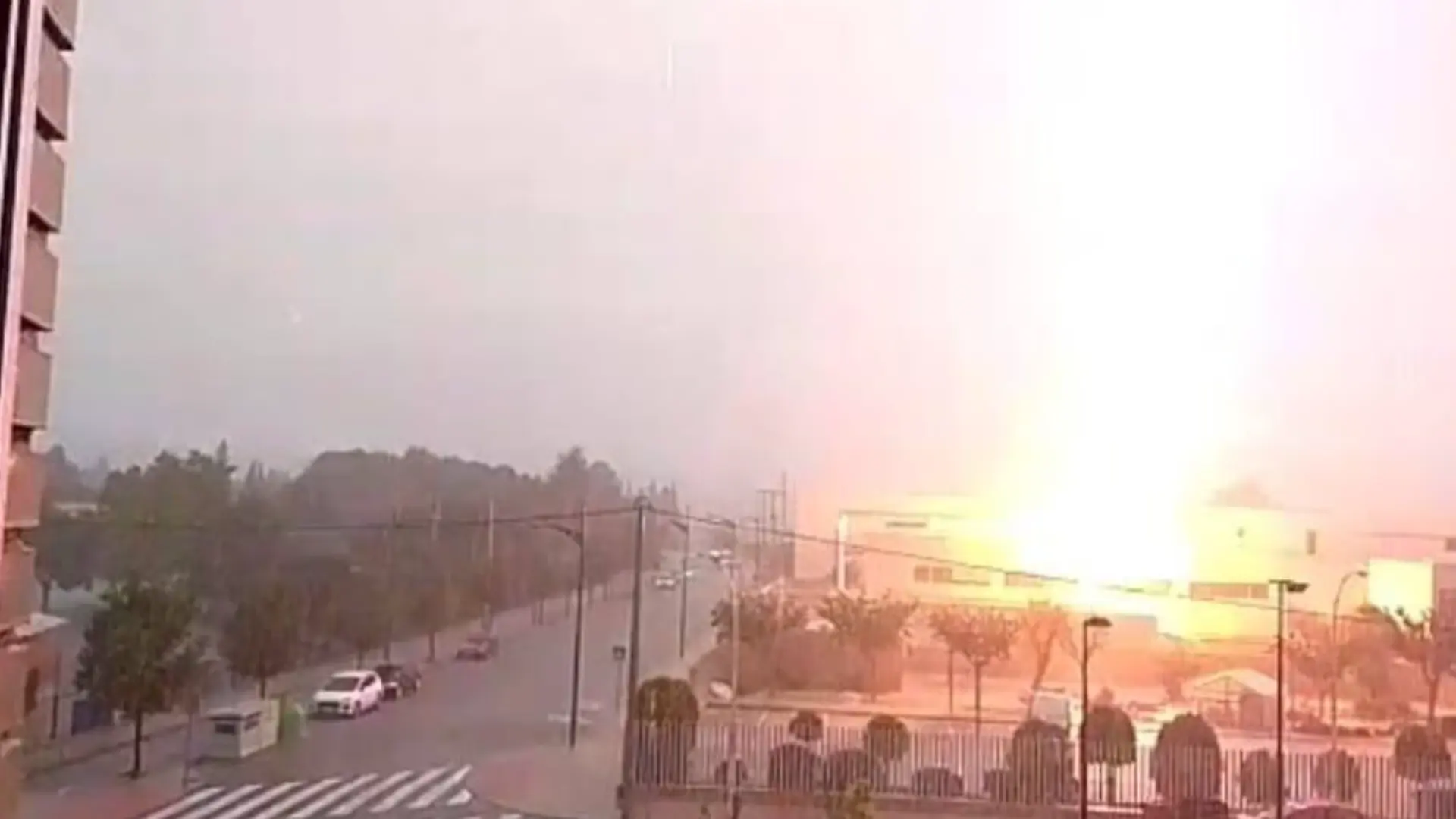 Un impresionante rayo impacta contra un instituto en Villena