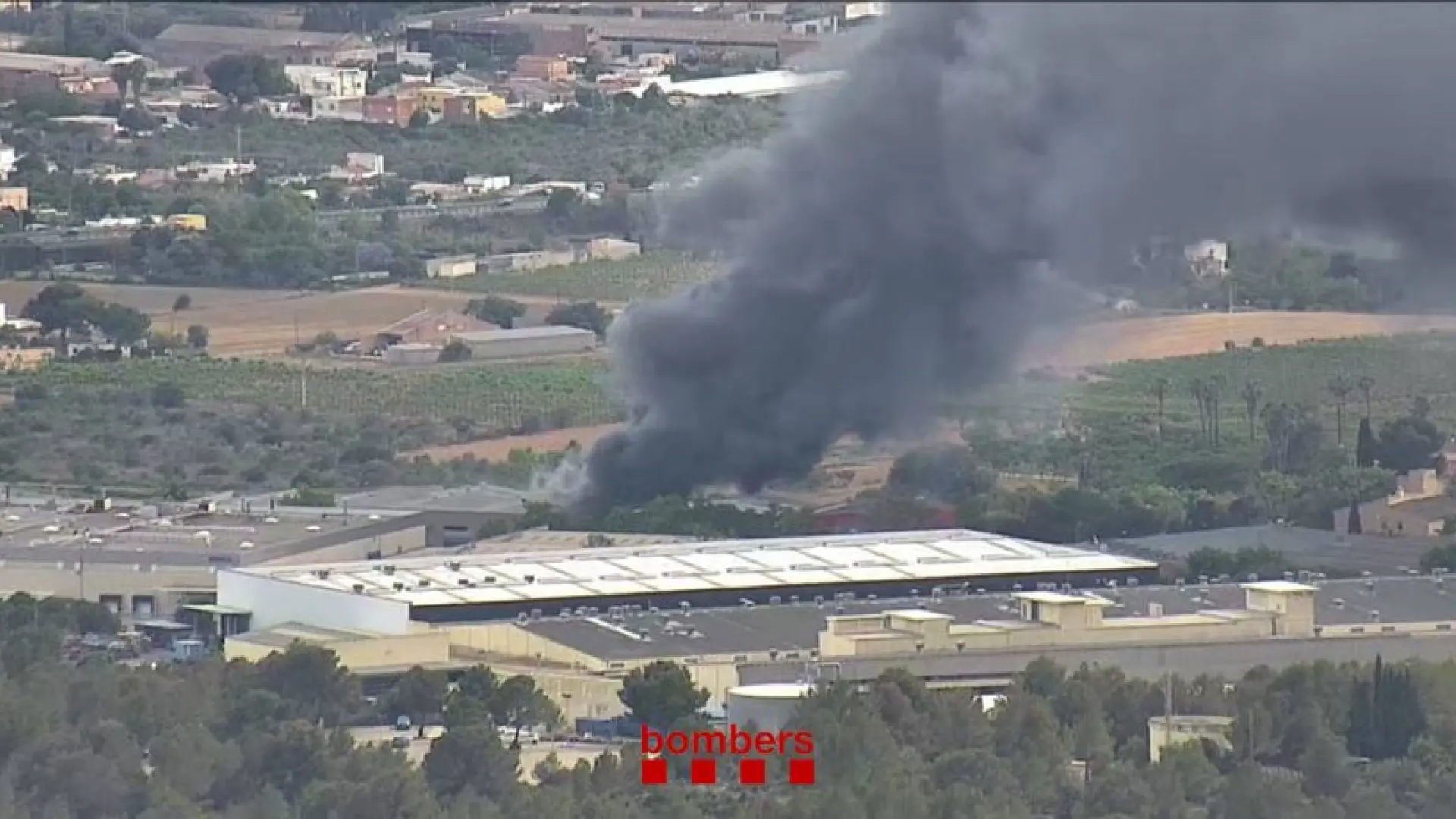 Los bomberos trabajan con 12 dotaciones en el incendio de una nave en ...