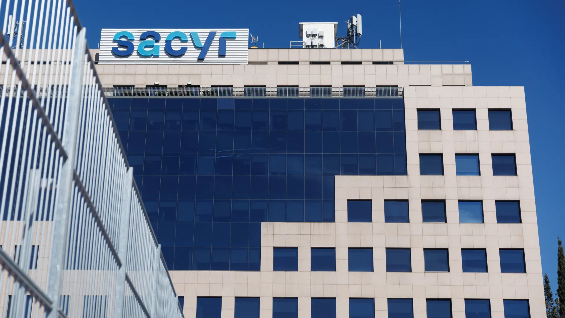 Sacyr simplifica su estructura corporativa tras la venta de su negocio de servicios