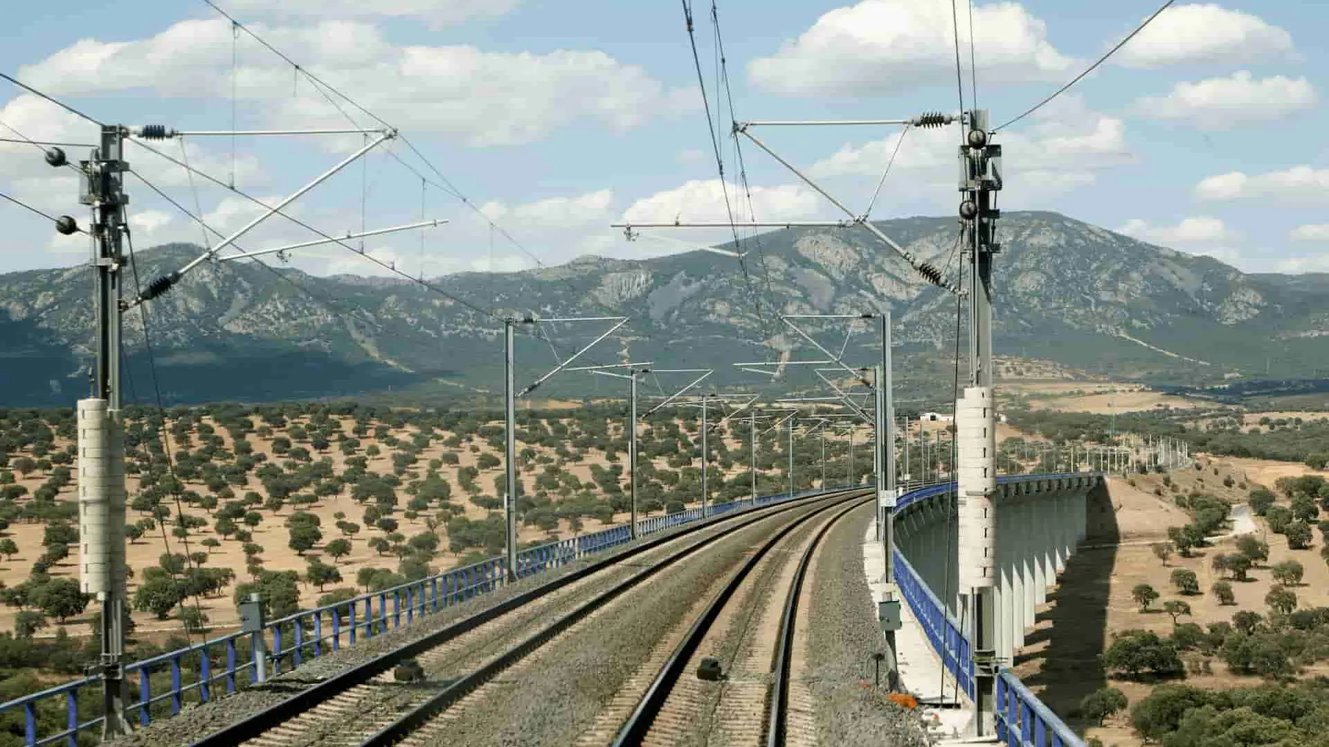 El AVE afronta su récord de viajeros este verano en una red llena de obras