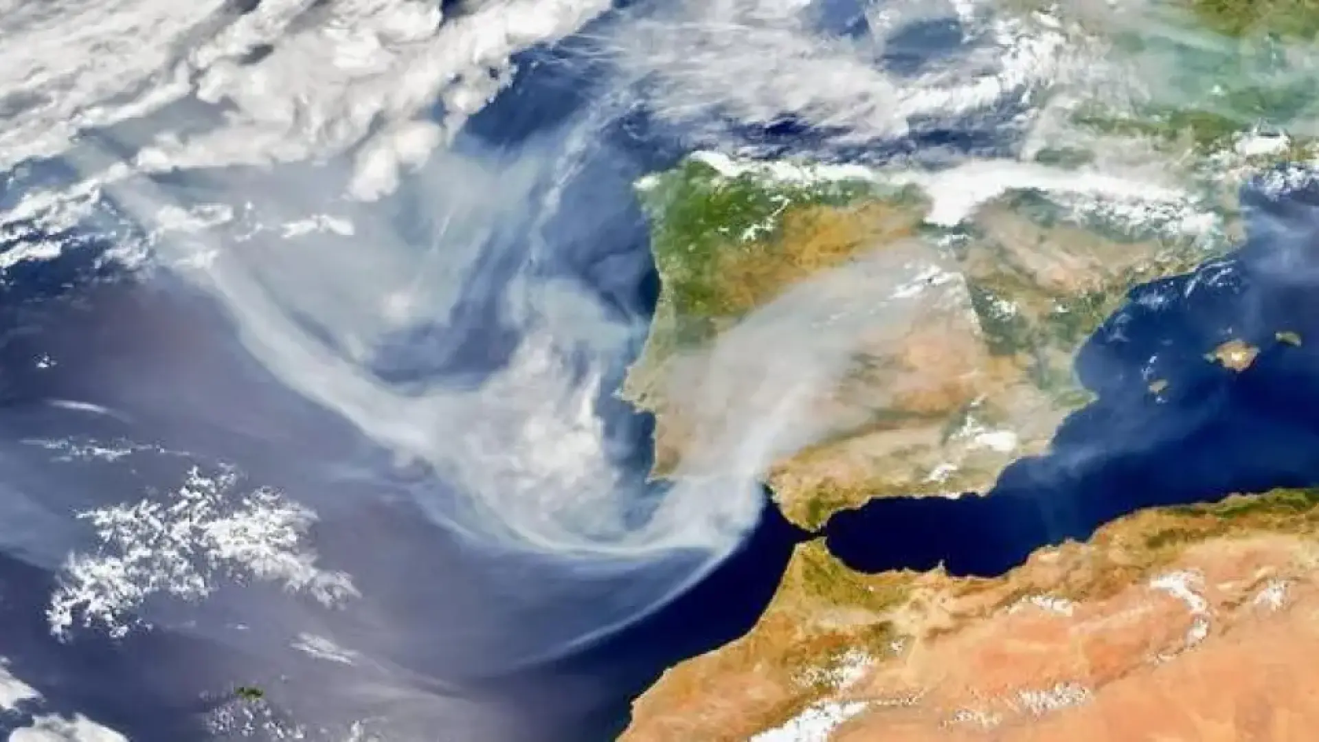 La espectacular foto de la NASA de la nube de humo de los incendios de ...