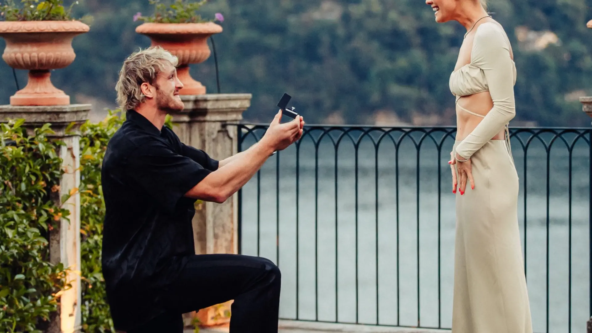 El 'youtuber' Logan Paul anuncia su compromiso con su novia, Nina Agdal ...