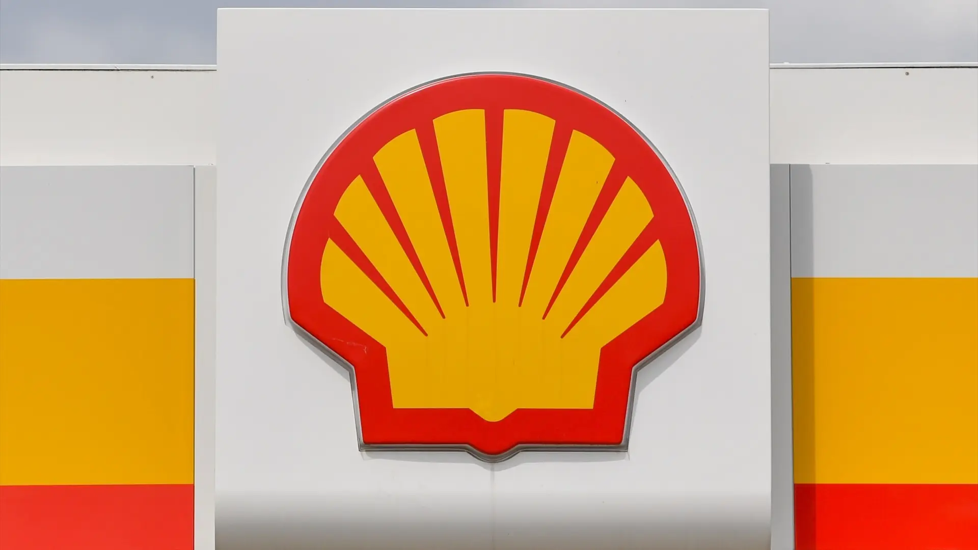 Shell reduce a la mitad su beneficio hasta junio por la caída del ...