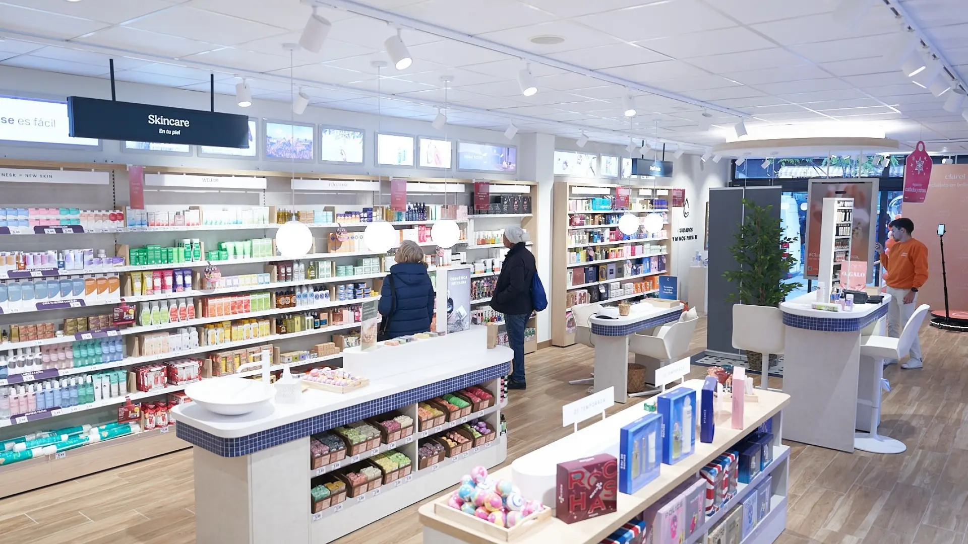 C2 asegura que cumple con las condiciones para hacerse con las tiendas ...