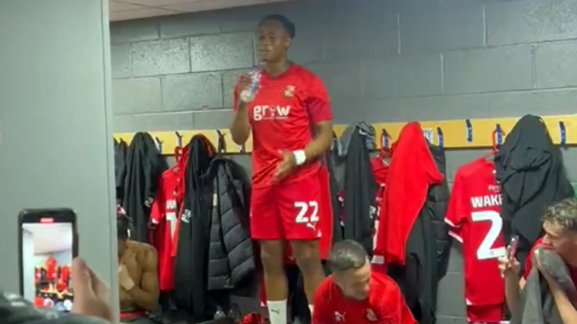 La novatada que sale mal: le obligan a cantar y deja a todo el ...