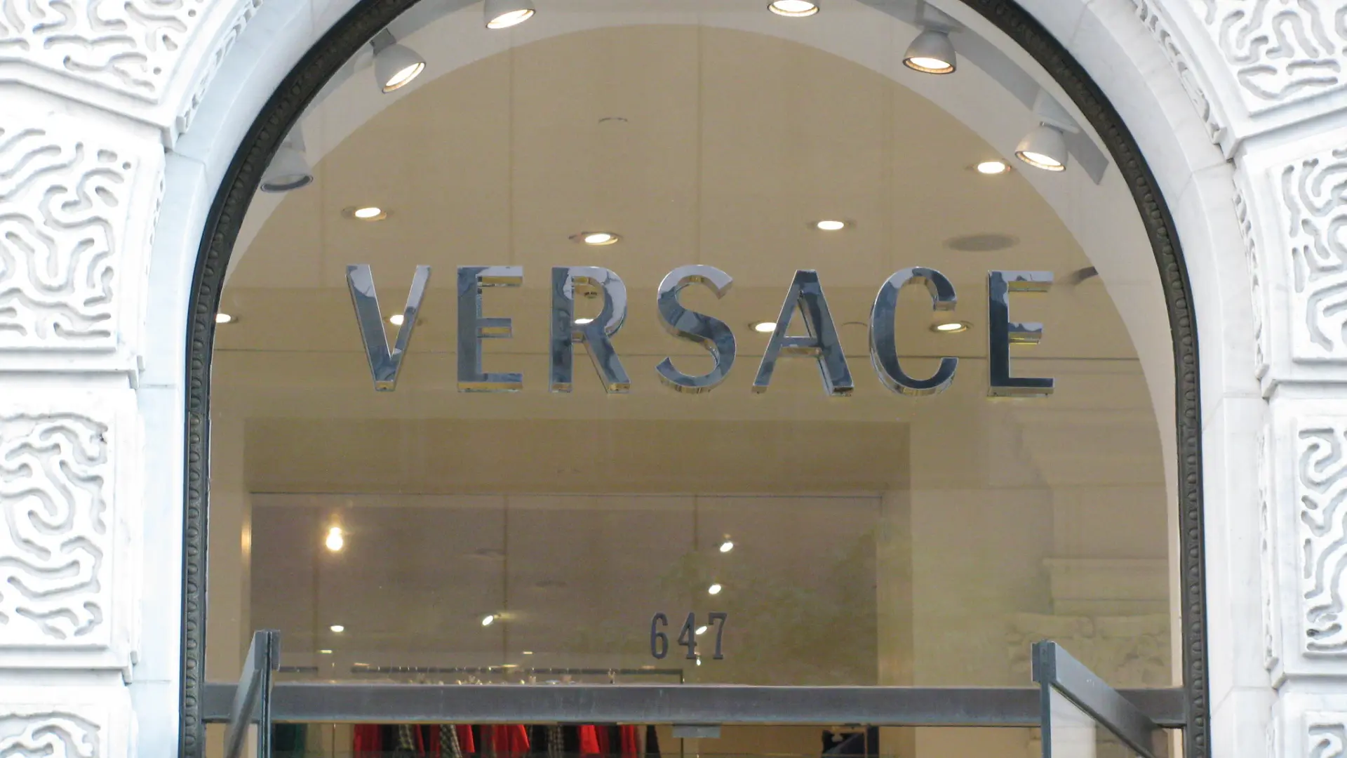 Tapestry cierra la compra del holding dueño de Versace por 7.727 millones