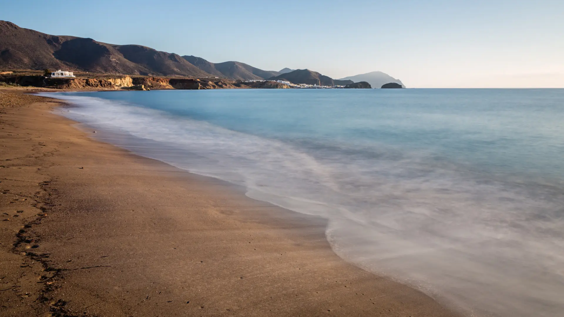 ¿Qué hay debajo de la arena de la playa?