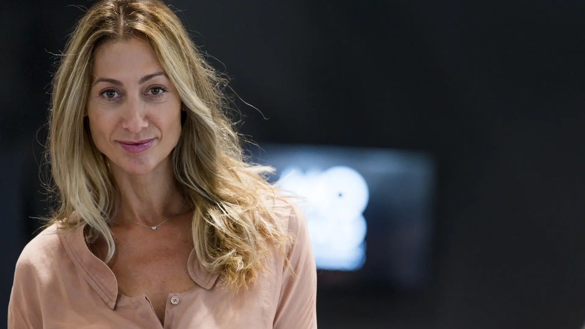 Mónica Pont, fotografiada paseando cómplice con un apuesto joven por El ...