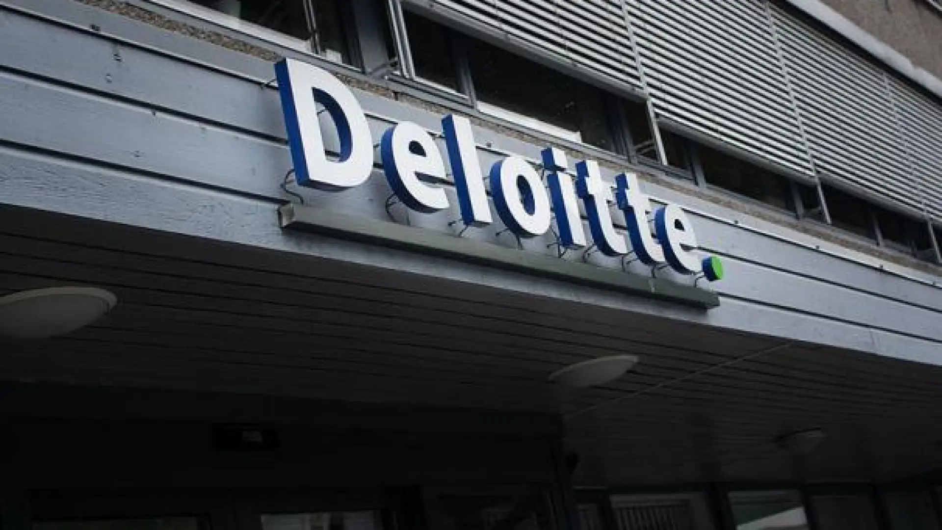 Deloitte y Odiseia se adjudican la creación de un "sello" de IA por 2,3 ...