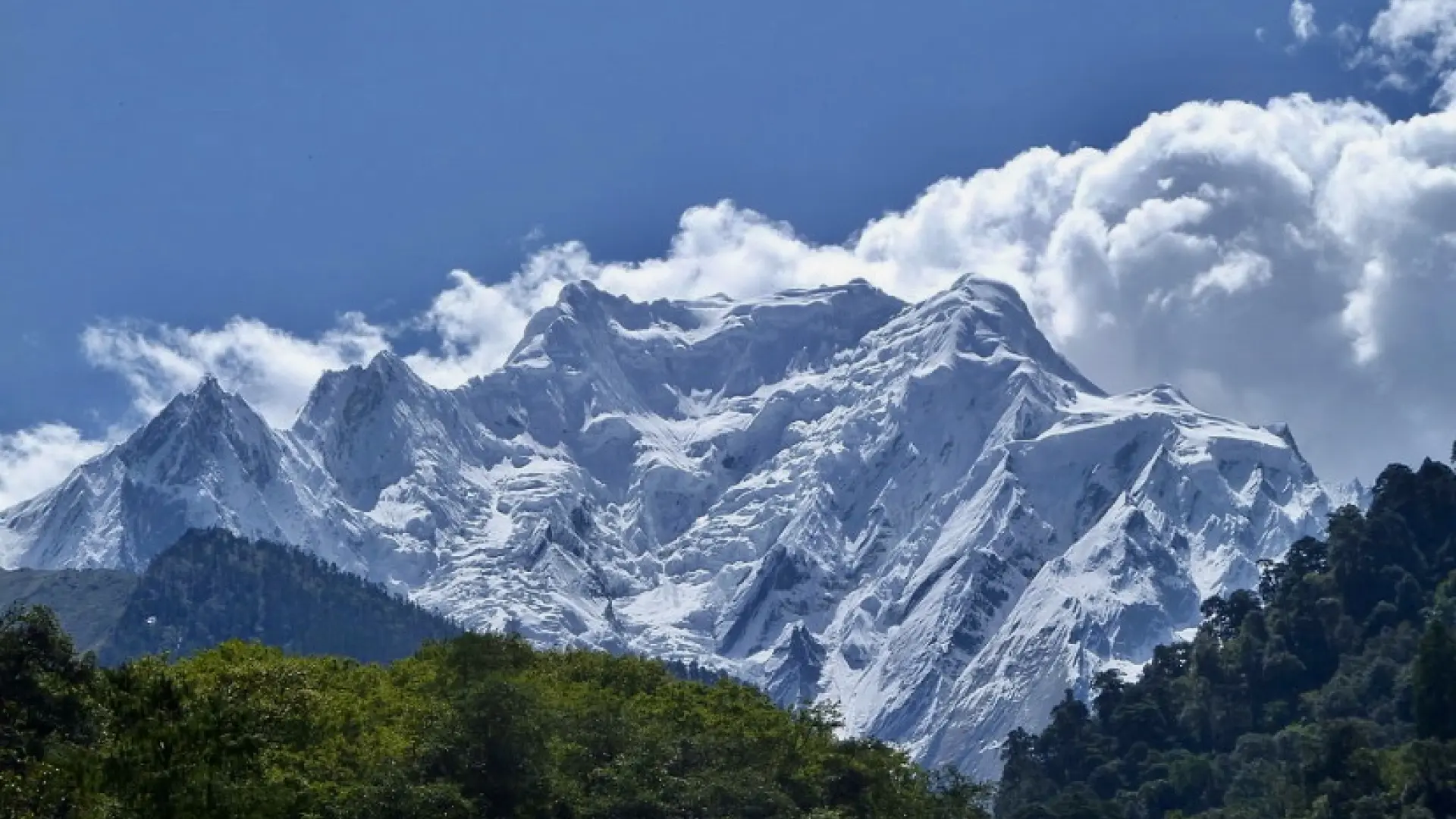 La aventura de los alpinistas españoles en la montaña misteriosa, Gyala ...