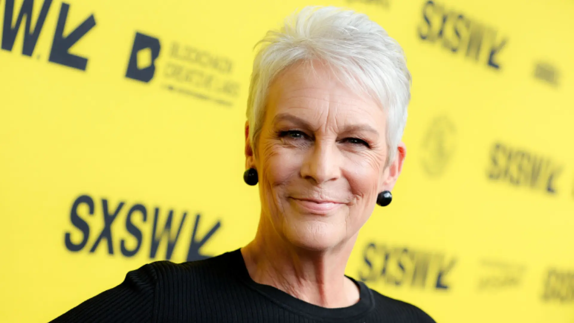 Jamie Lee Curtis da una lección de estilo a sus 65 años en los Oscar ...