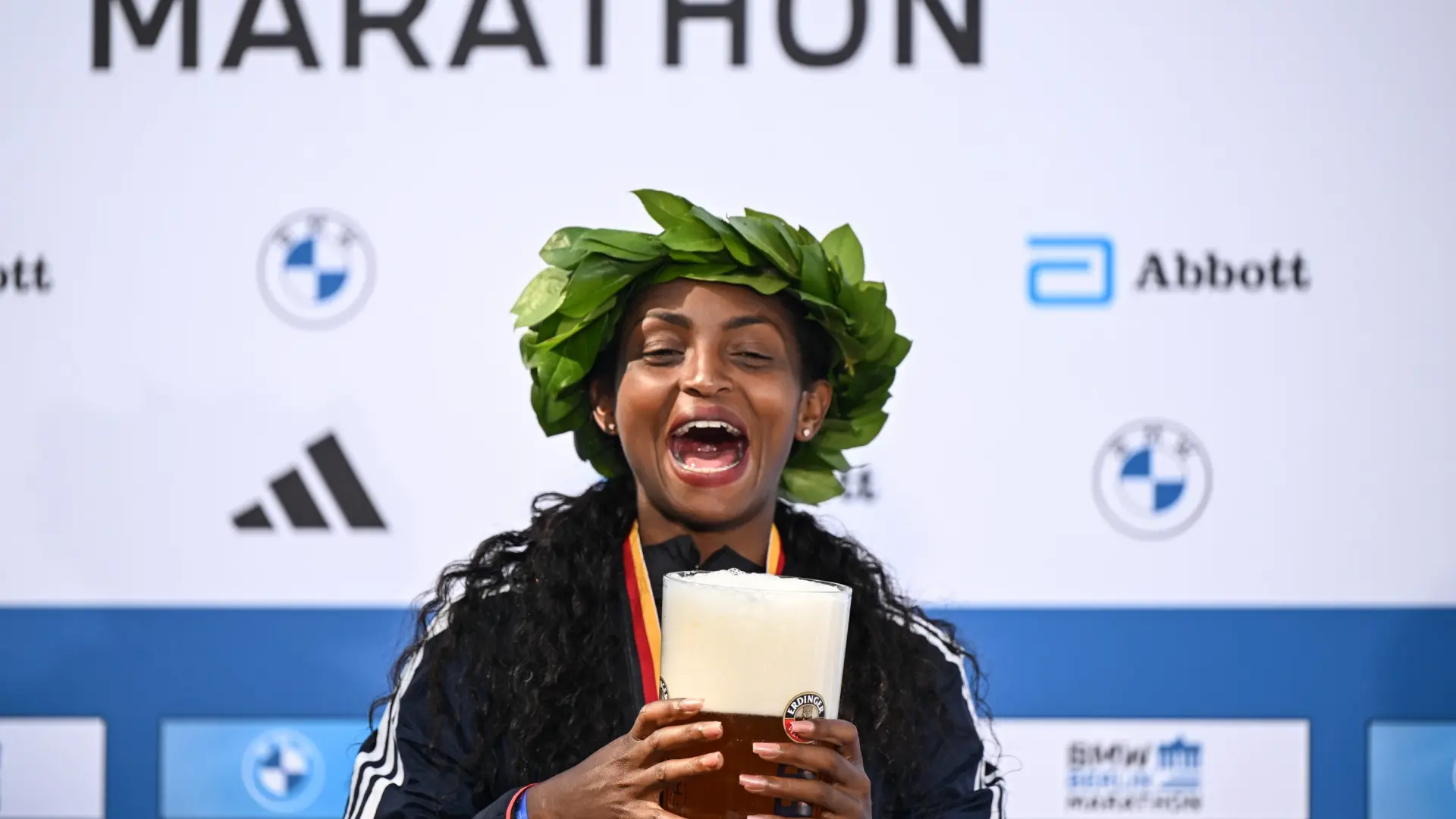 Alucinante récord del mundo de maratón de Assefa: rebaja la anterior ...