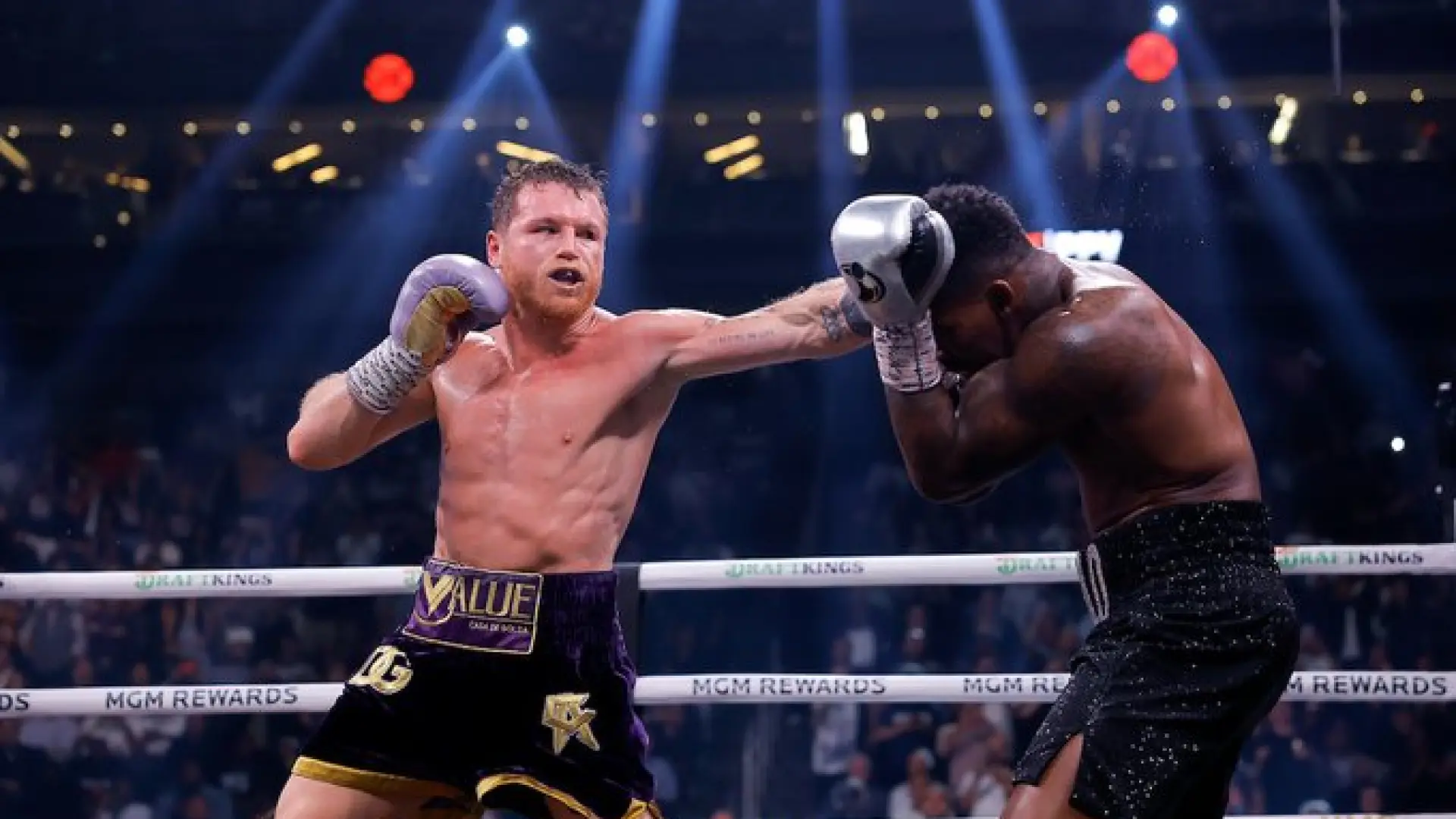 Canelo se impone por decisión unánime a Charlo