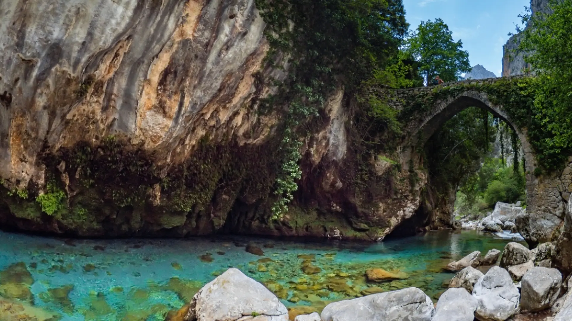 Uno de los rincones más mágicos de Asturias: un puente medieval sobre ...