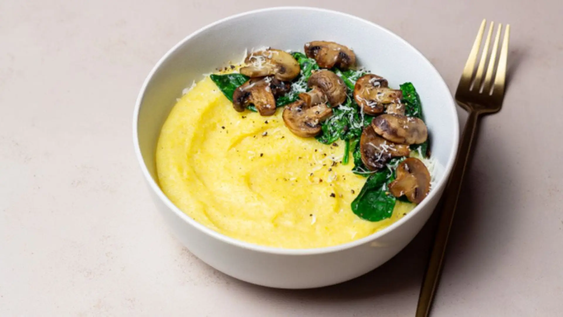 Elabora esta receta barata de hummus con champiñones y huevo en menos ...