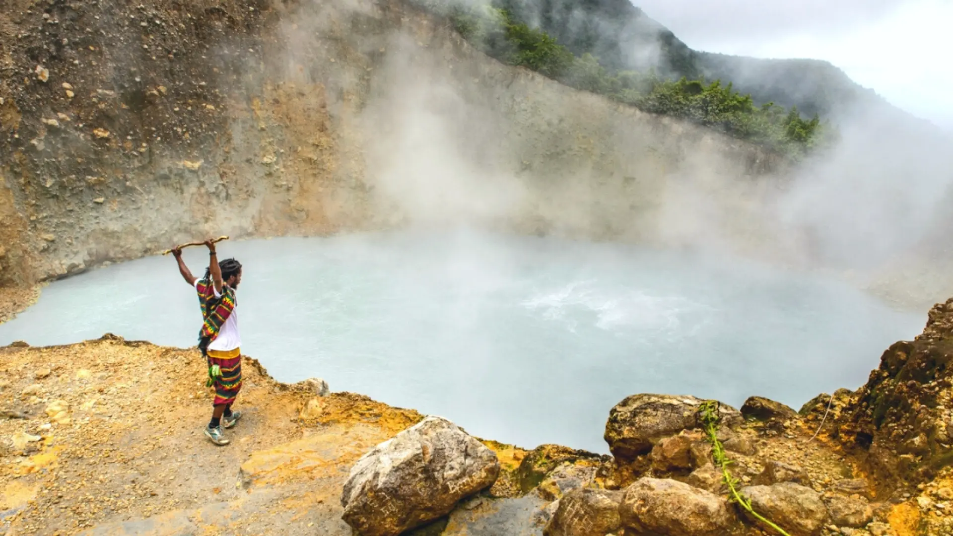 La ruta a un lago de agua hirviendo rodeado de selva tropical
