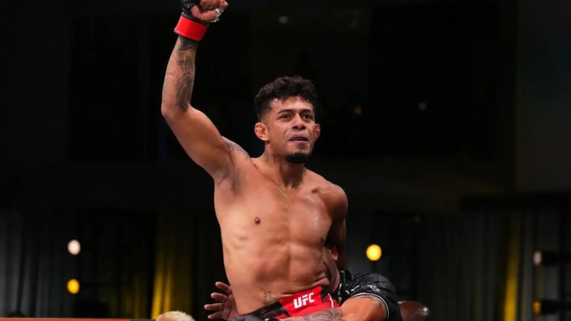 Jonathan Martínez consigue un KO raro frente a Adrián Yanez en UFC ...