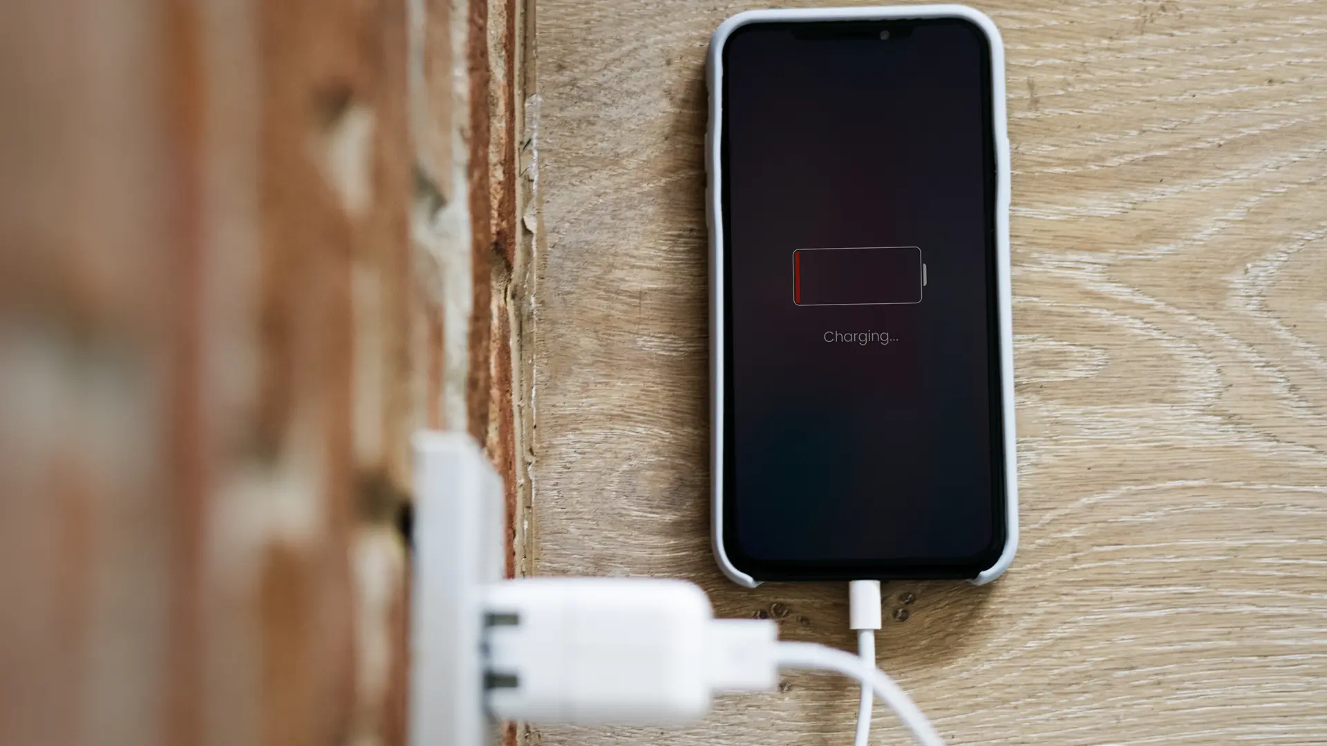 ¿Cuánto gasta tener el cargador del teléfono móvil siempre enchufado a la corriente?